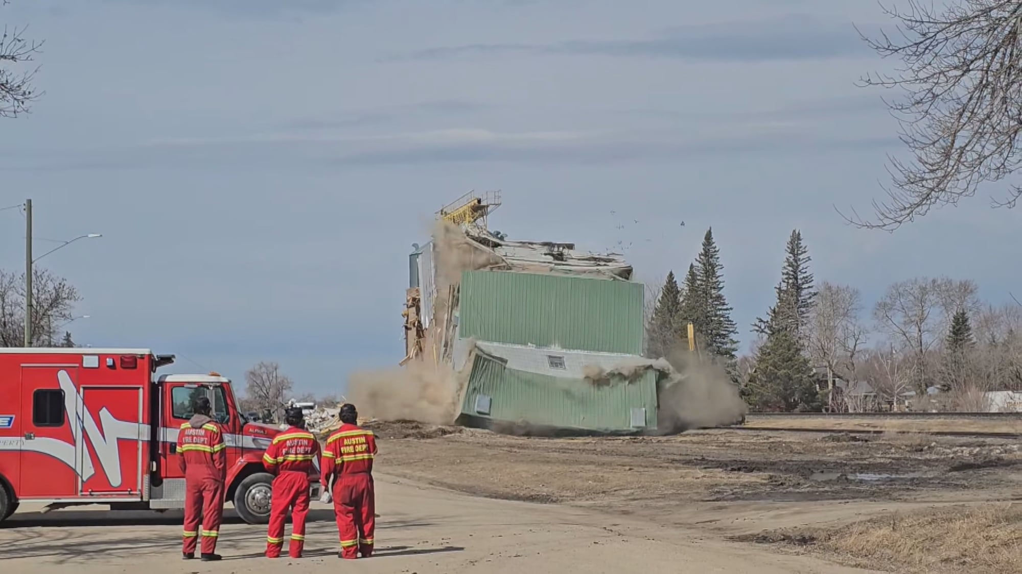 Austin grain elevator demolished – CTVNews