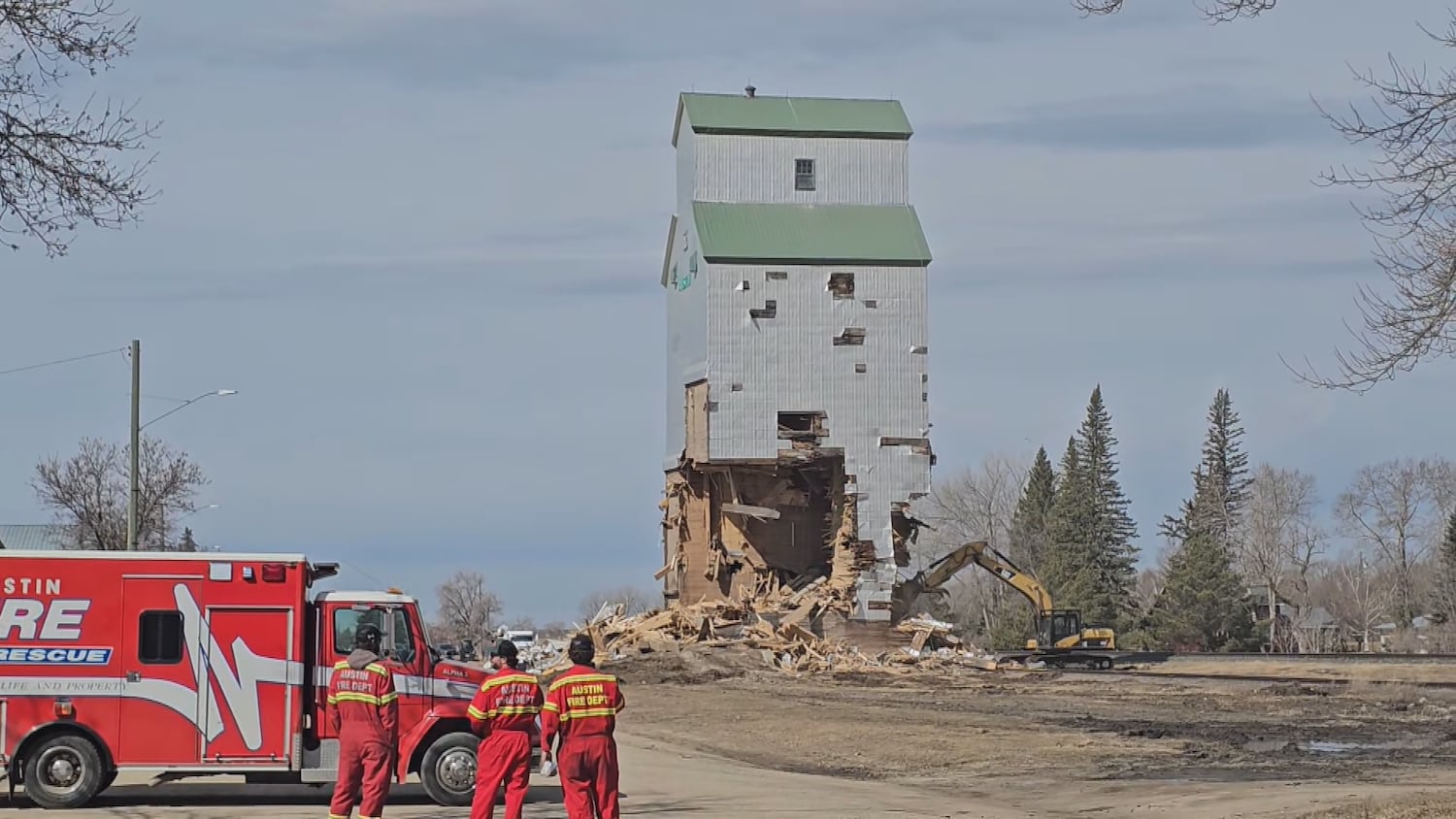 Austin grain elevator demolished – CTVNews