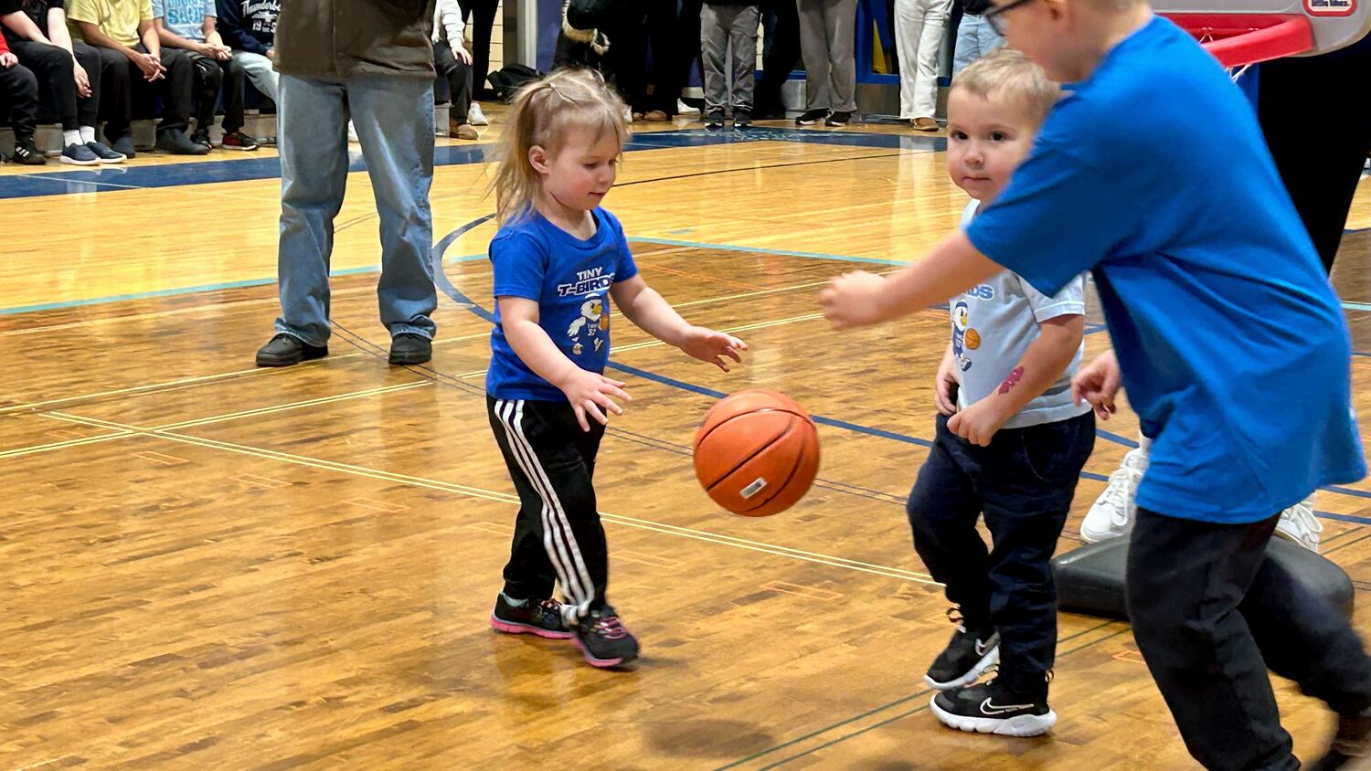 Tiny basketball players at Totem Hoop Classic tournament – CTVNews