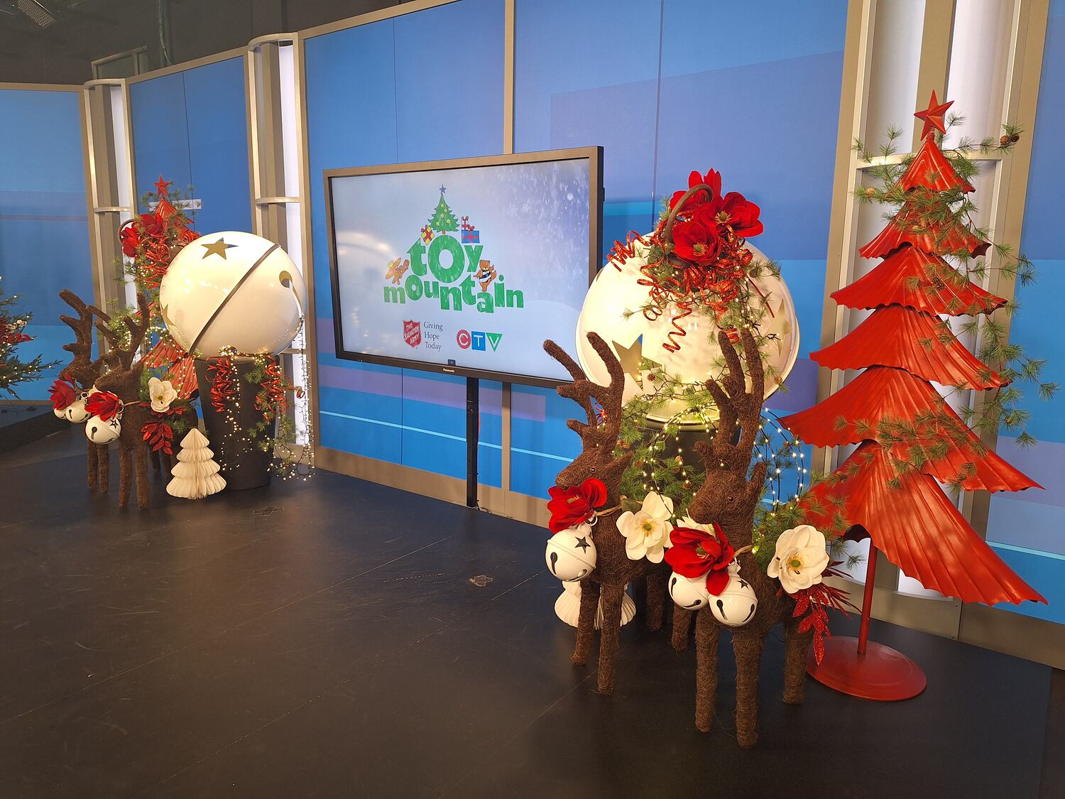 Holiday makeover at the CTV Kitchener studio – CTVNews