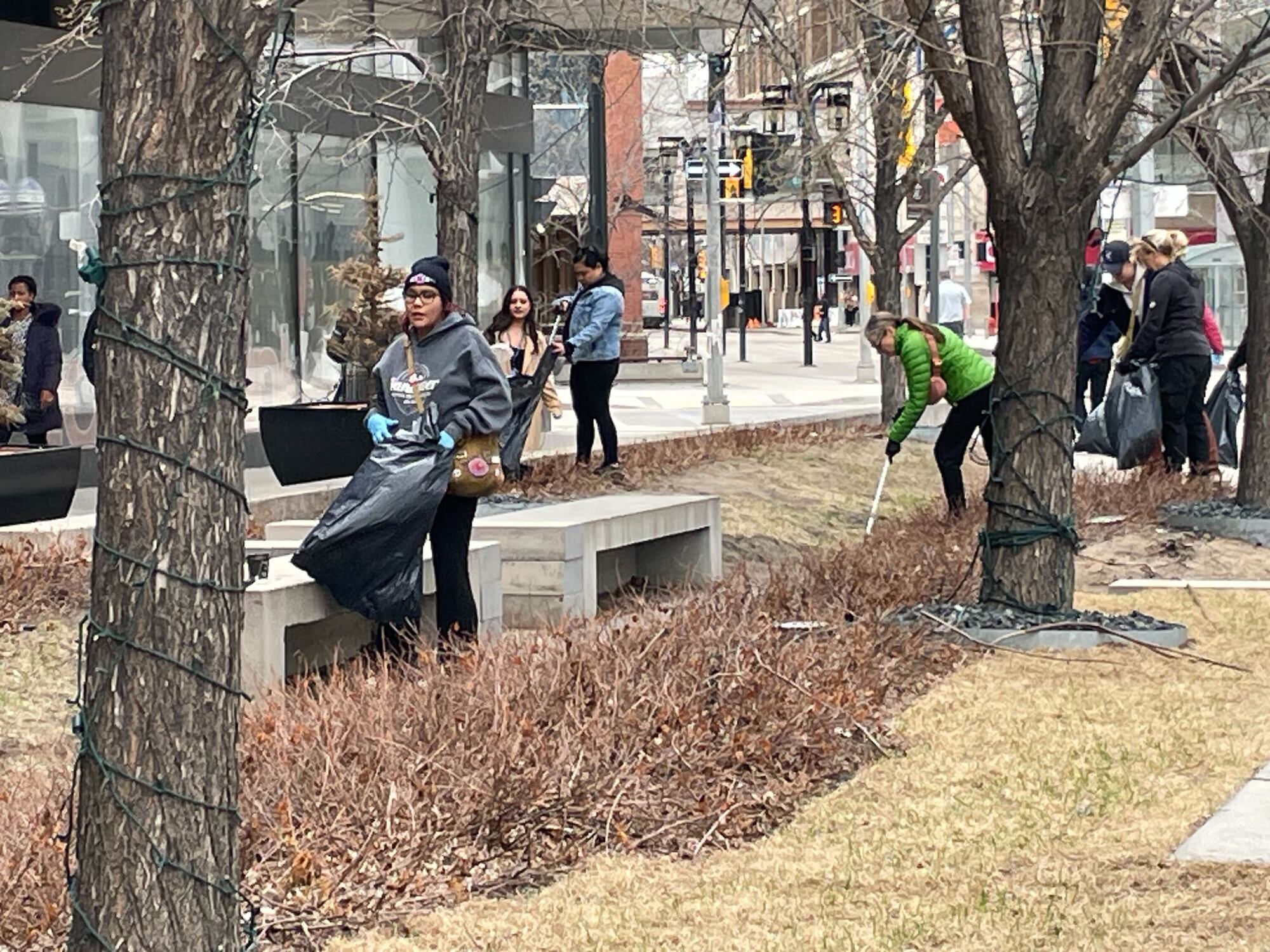 Volunteers roll up their sleeves for downtown Winnipeg spring clean ...