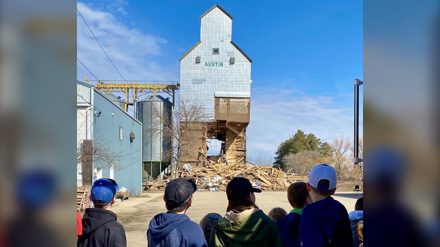 Austin grain elevator demolished – CTVNews