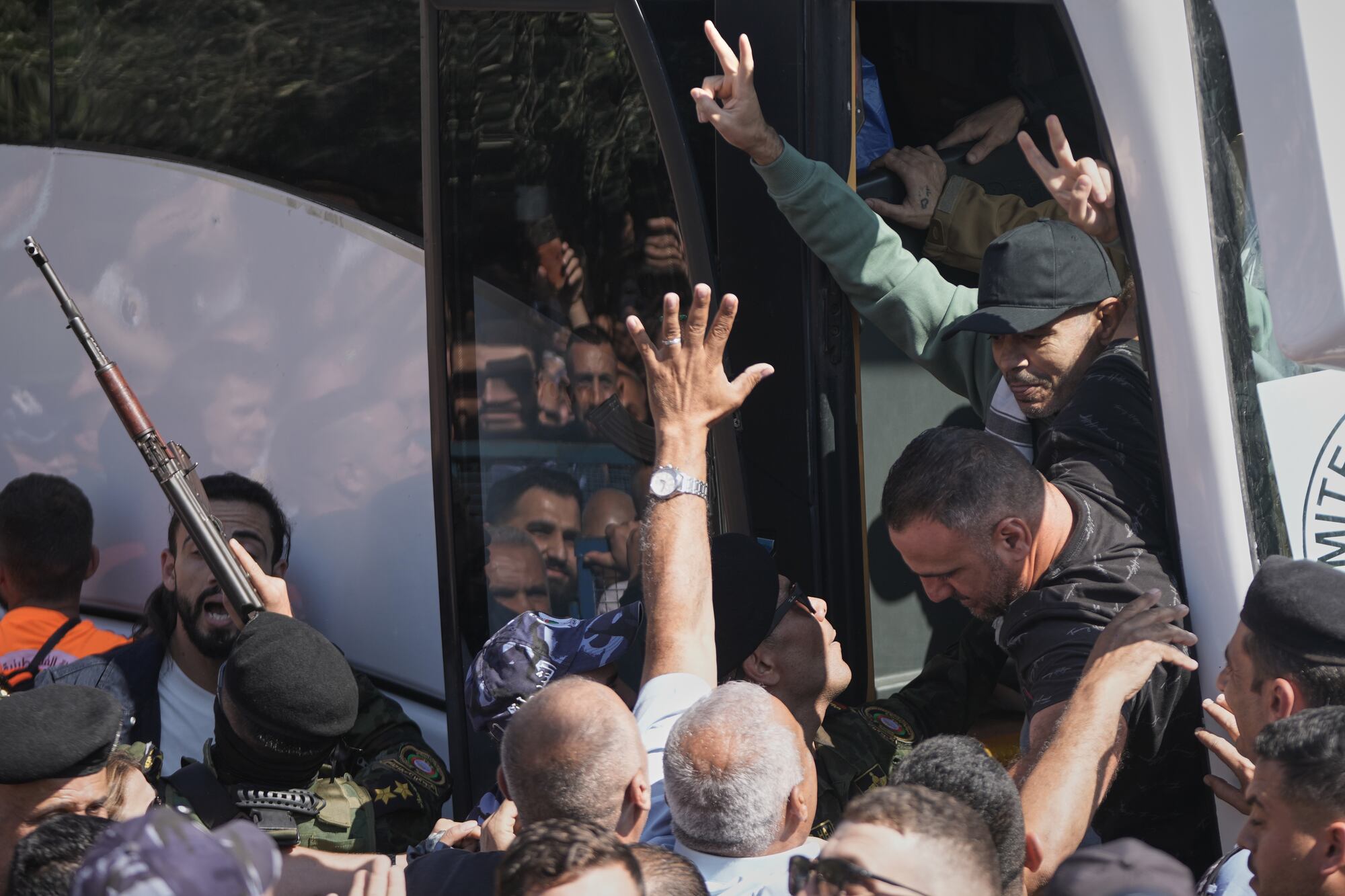 Living Israeli hostages and hundreds of Palestinian prisoners freed ...