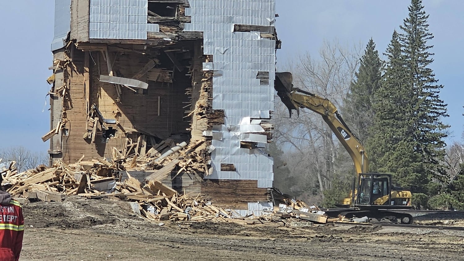 Austin grain elevator demolished – CTVNews